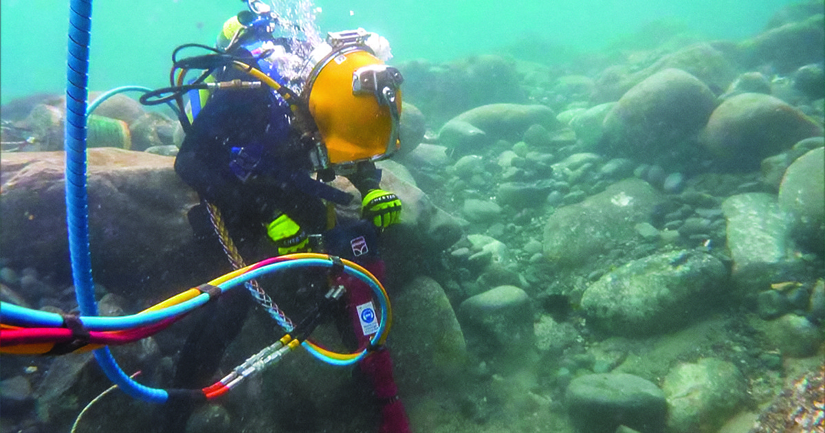 Powerful underwater hydraulic breakers with high reliability